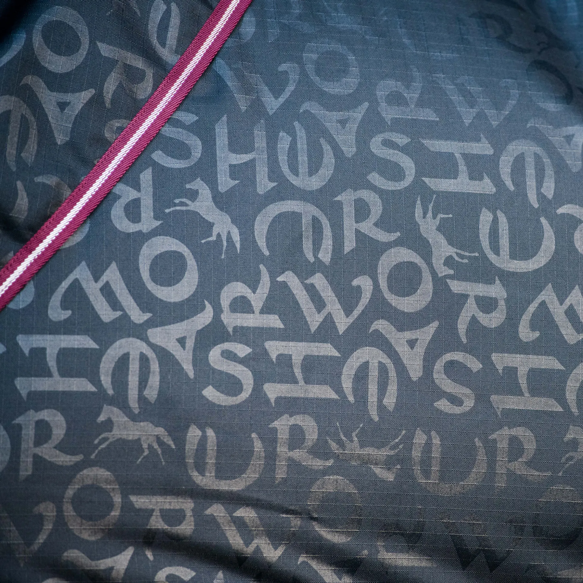 Amigo Hero 600D with Ripstop Plus 0g Turnout Rug - Navy HW Print